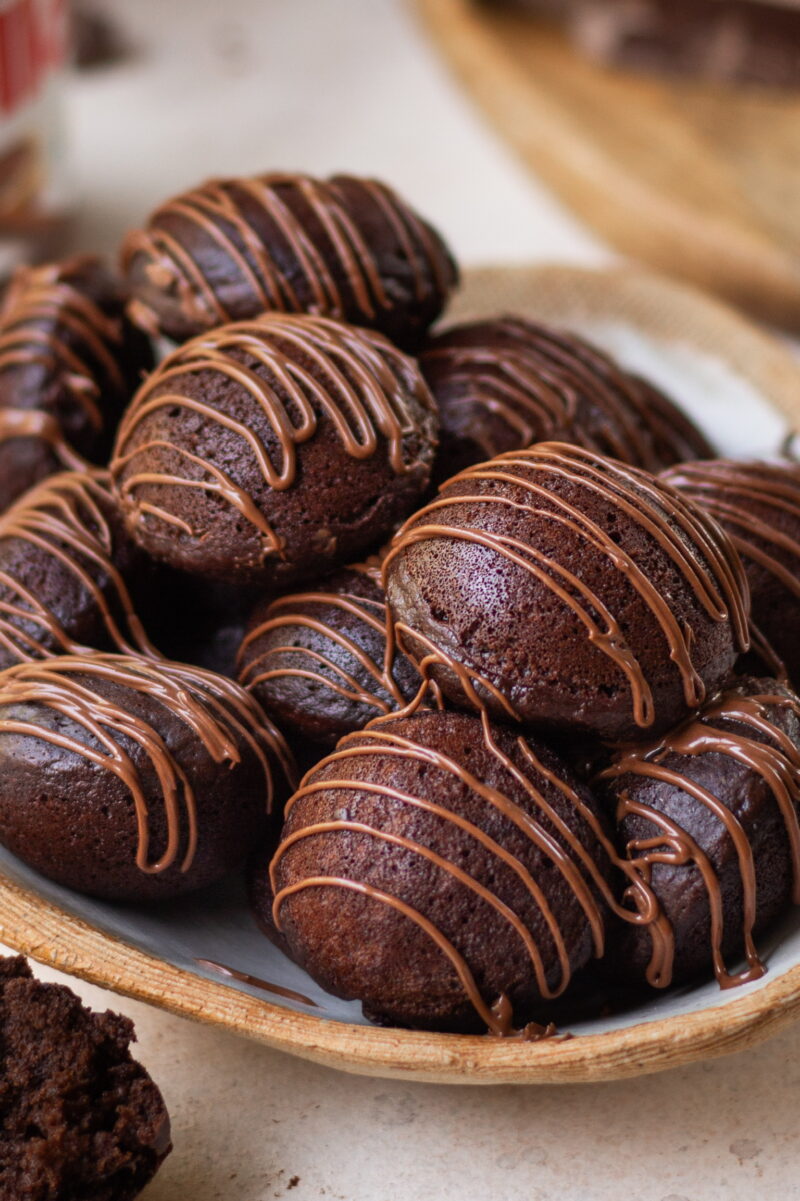 NO OVEN MINI CHOCOLATE CAKES - Bake with Shivesh