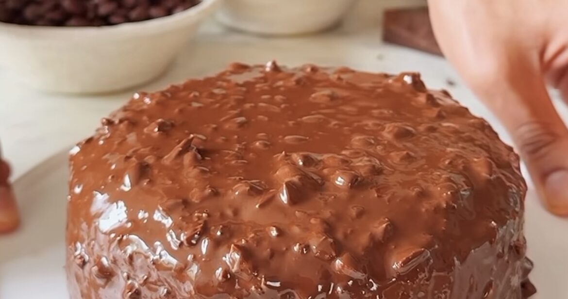 EGGLESS ATTA CHOCOLATE CAKE IN BLENDER - Bake with Shivesh